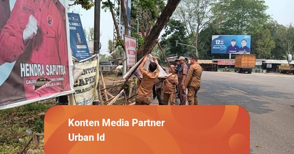 Bawaslu OKI Copot Spanduk dan Baliho Bacaleg yang Langgar Aturan | kumparan.com